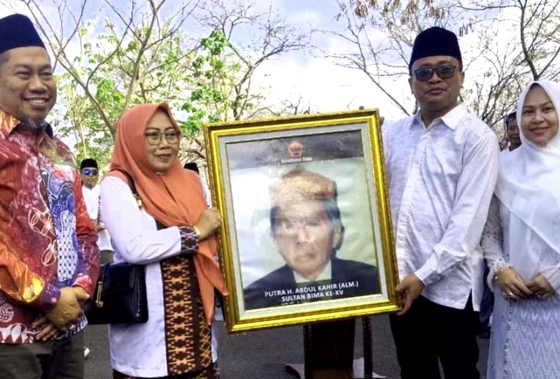 Ziarah Makam Para Sultan Bima, Zamroni Aziz Ajak Masyarakat Tauladani ...